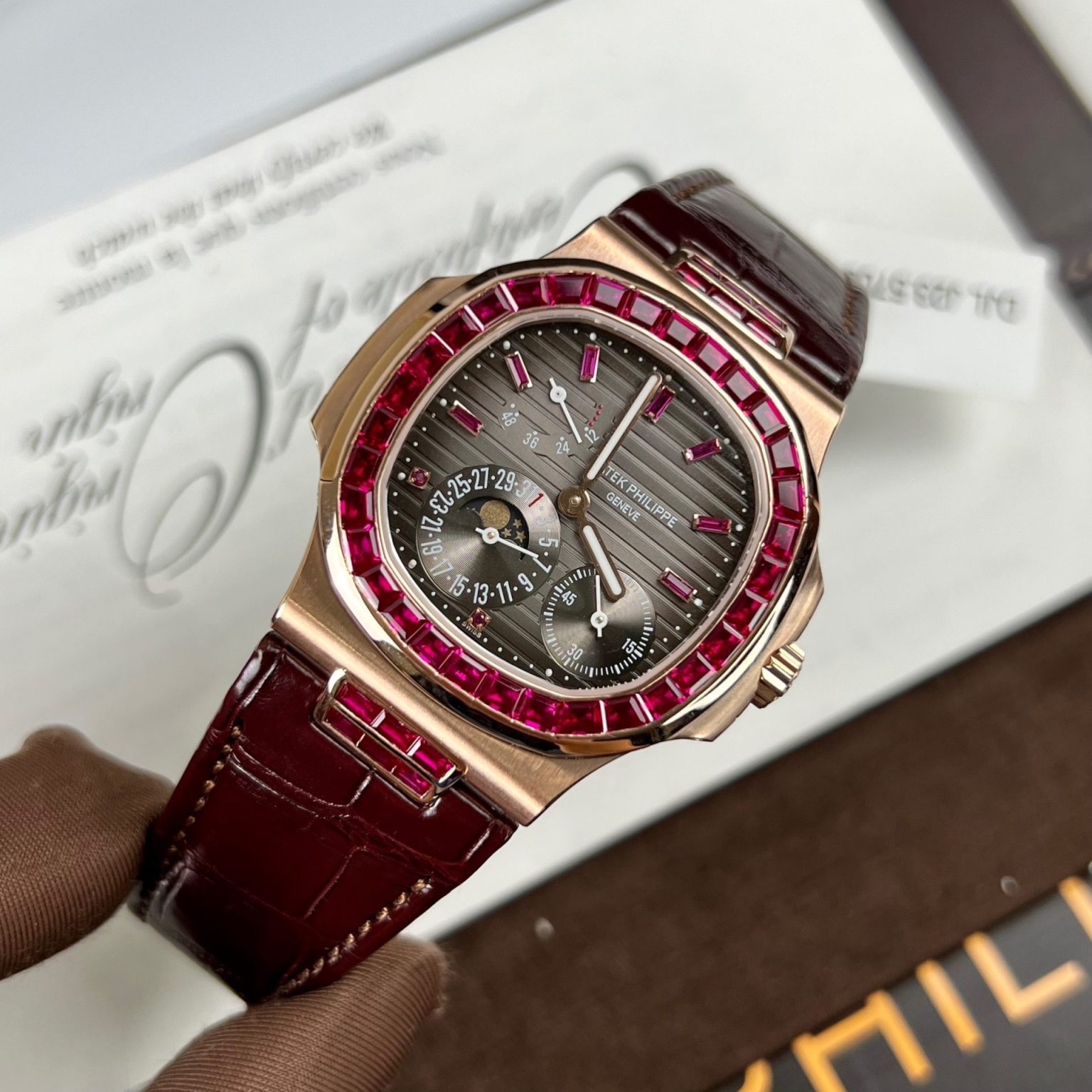 Đồng Hồ Patek Philippe Nautilus 5724R Bọc Vàng Đá Ruby Đỏ Nhà Máy ZF ...
