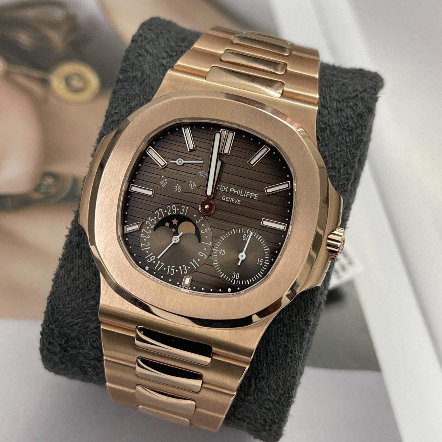 Đồng Hồ Patek Philippe Nautilus 5712R Bọc Vàng Tinh Chỉnh Toàn Bộ VVIP ...